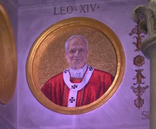 Medallón de mosaico de León XIV, colocado en la Basílica de San Pablo ...