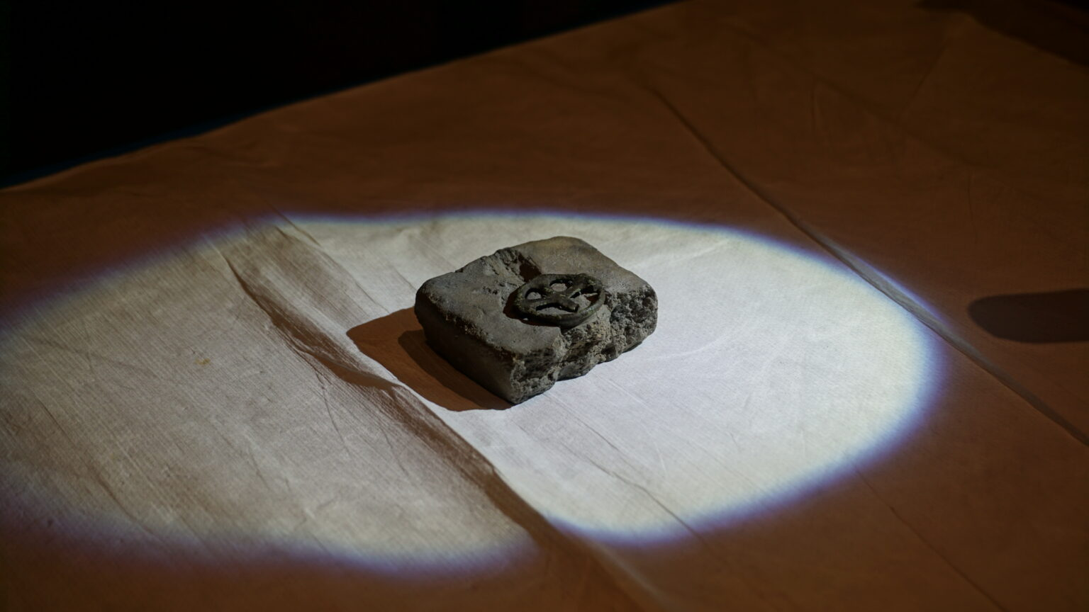 Cruz de cobre con forma de rueda de 1,000 años de antigüedad, descubierta